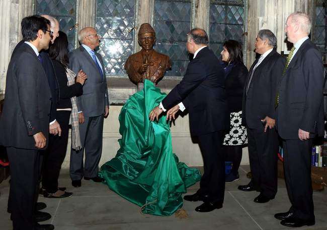 High Commissioner installs the Quaid’s Bust at Lincoln’s Inn Library ...