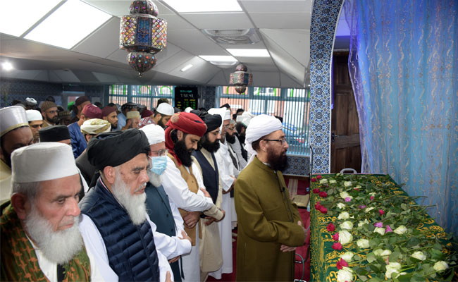 Funeral prayer of Mufti Pir Mohammed Abdul Malik Qadri Luqmanvi - World ...